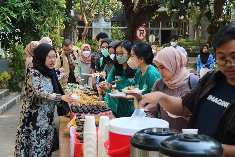 Sarapan Gratis di Angkringan 8888 FK-KMK UGM - FK-KMK UGM