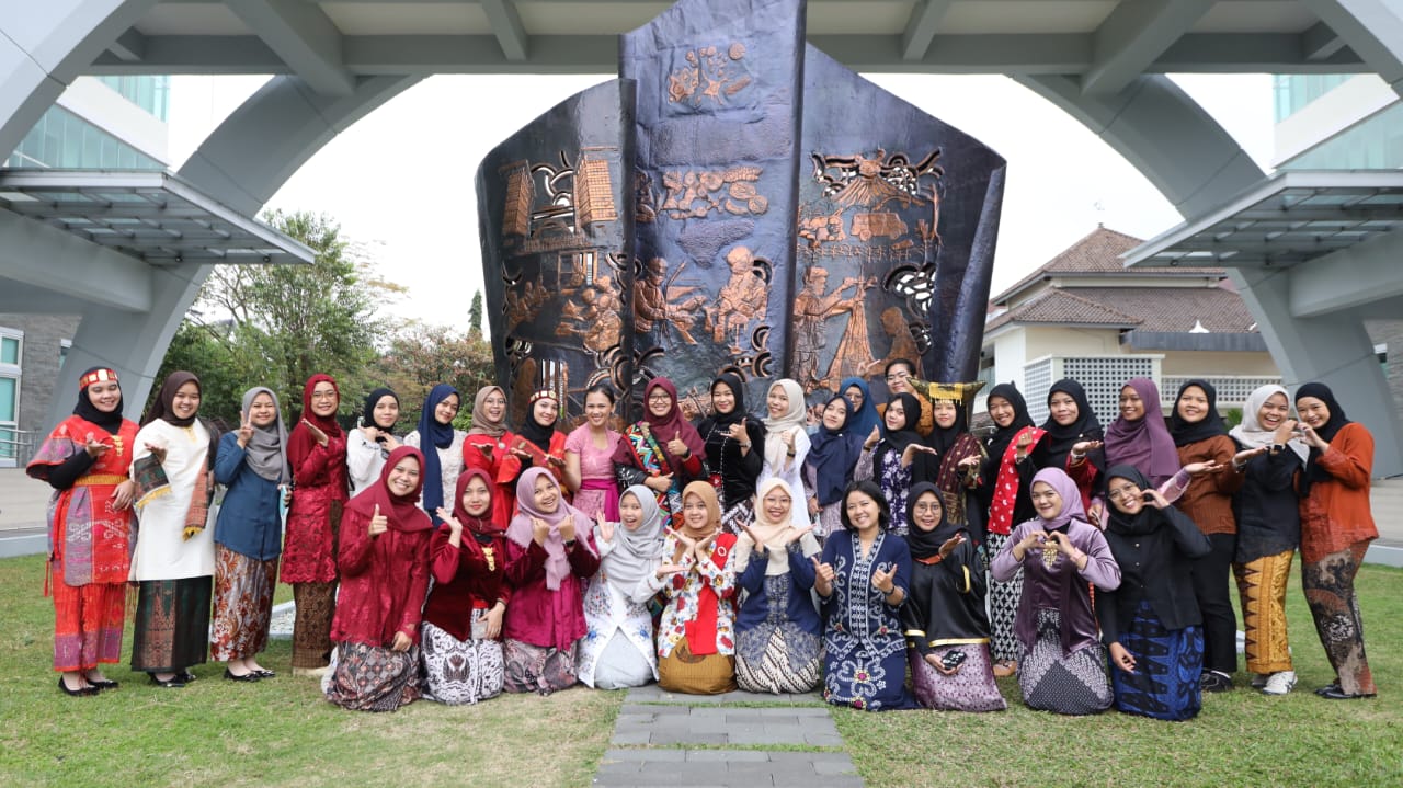 FK-KMK UGM Menguatkan Karakter Profesional Mahasiswa Baru Magister Kebidanan Tahun 2025/2026 ...